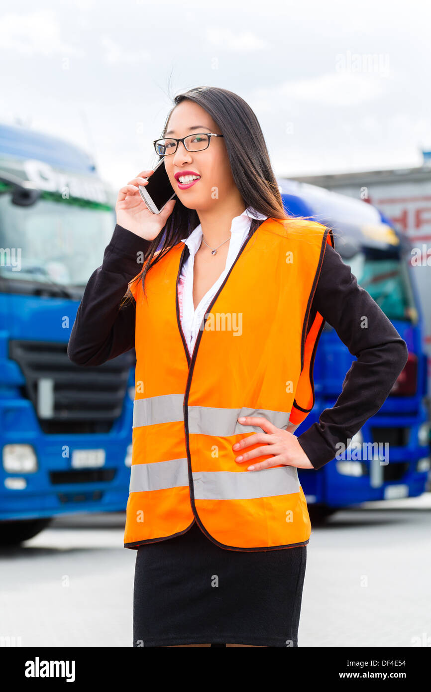 Lorry driver mobile phone hi-res stock photography and images - Alamy