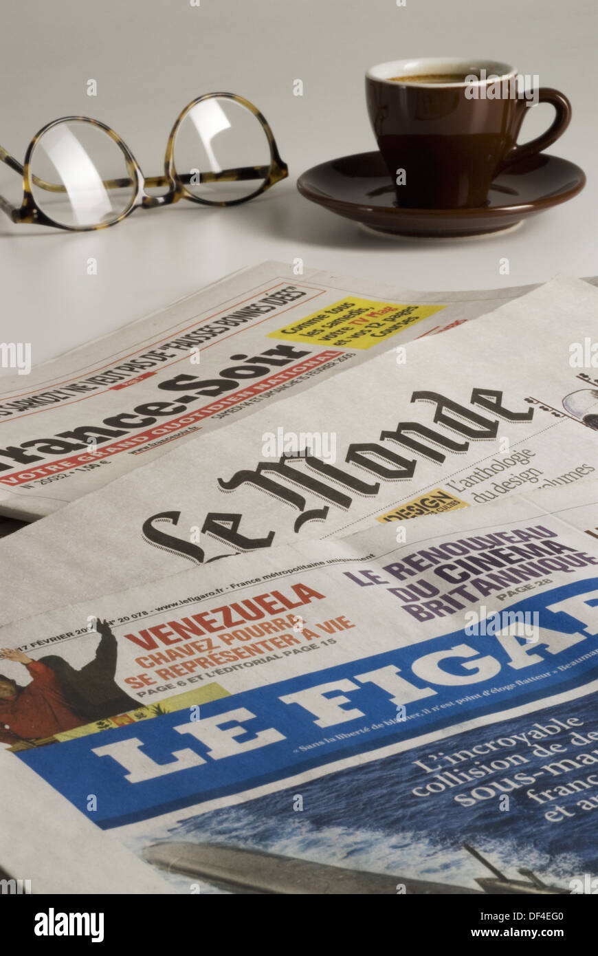 French newspapers figaro monde hi-res stock photography and images - Alamy