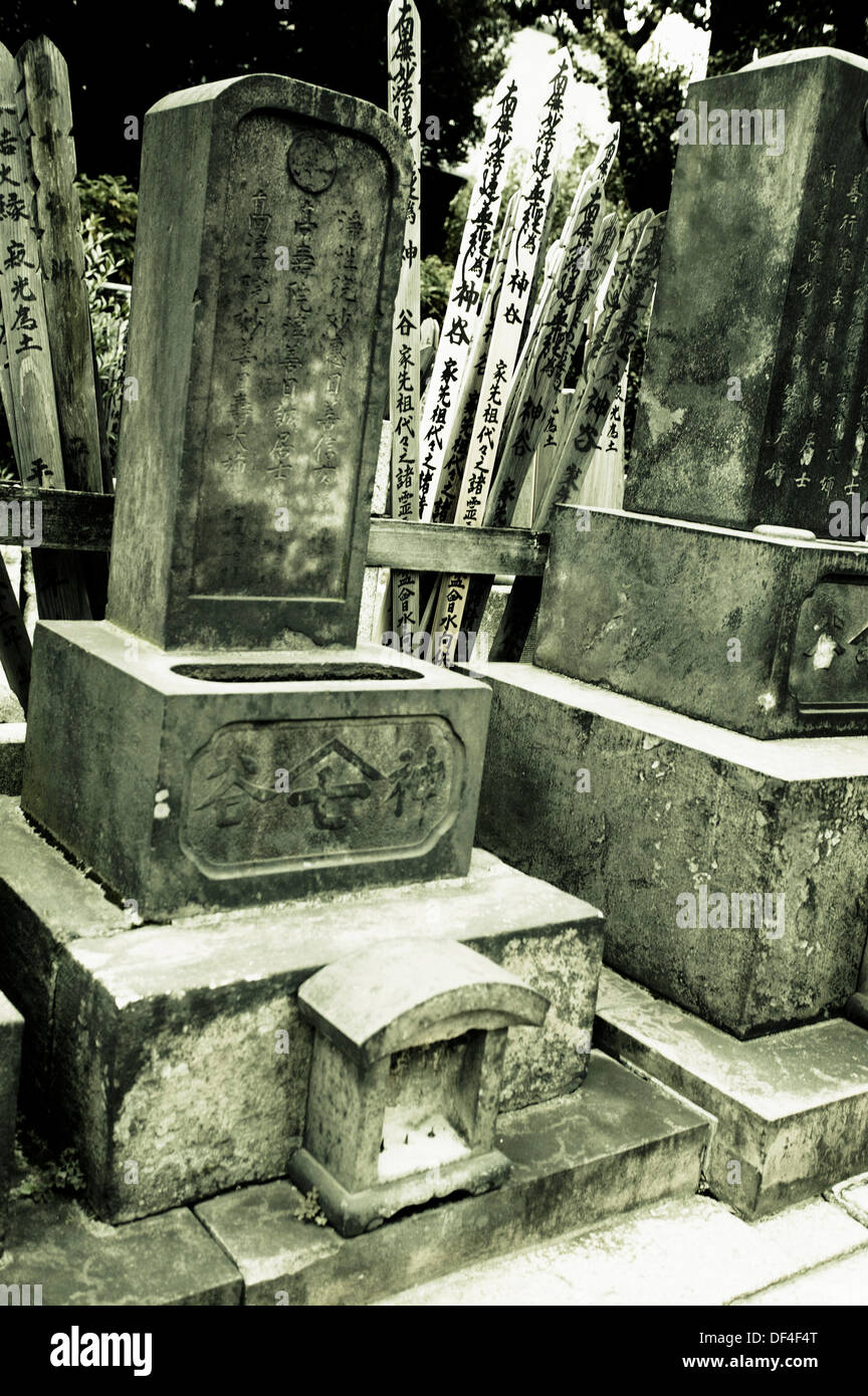 Japan graves hi-res stock photography and images - Alamy