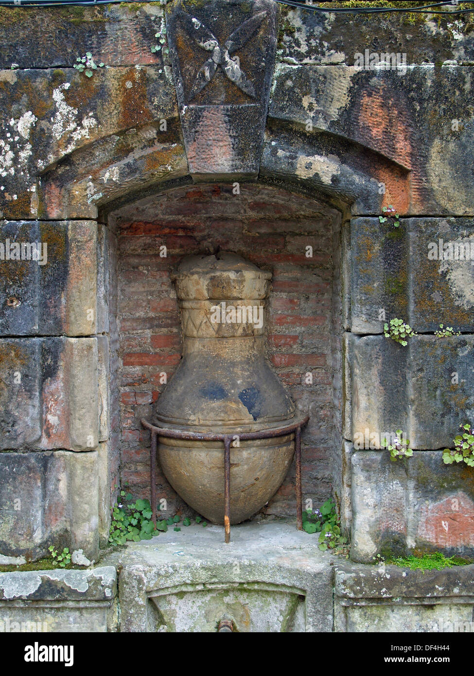 An amphora in a wall niche,Santillana del Mar,Spain Stock Photo - Alamy