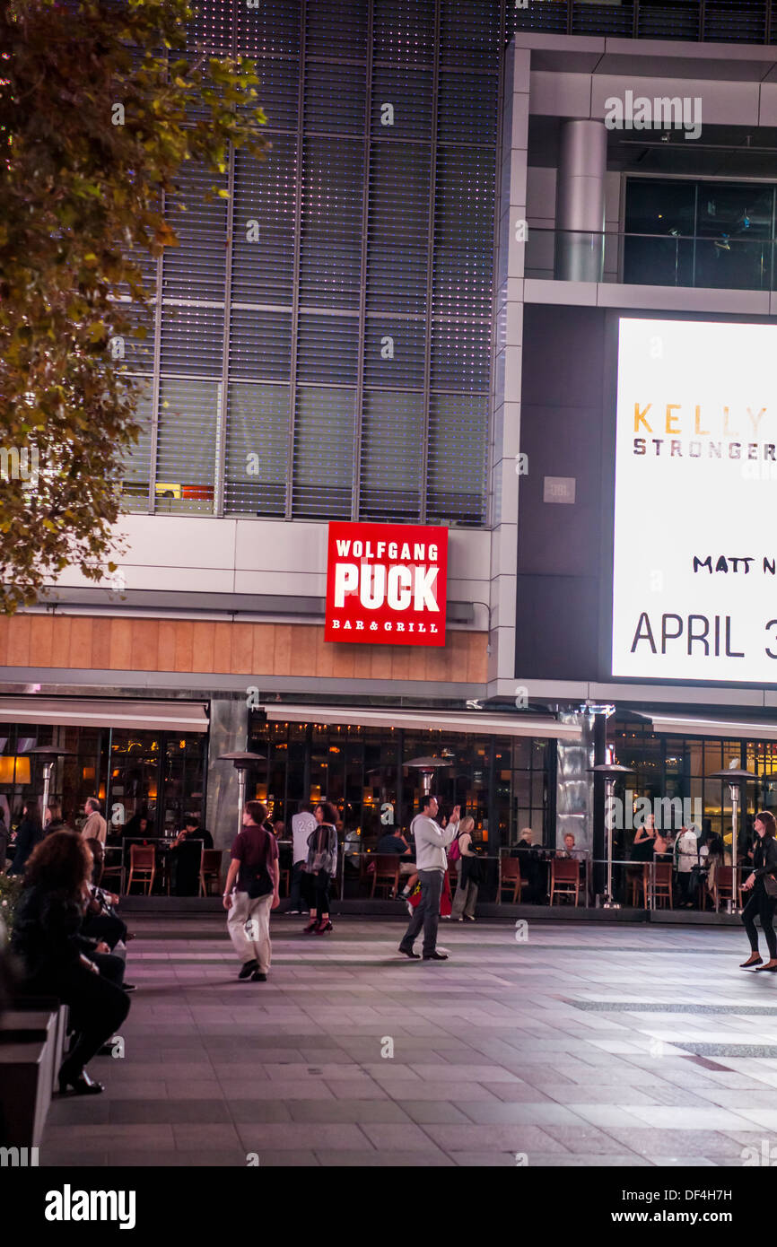 Nokia plaza los angeles at night hi-res stock photography and images ...