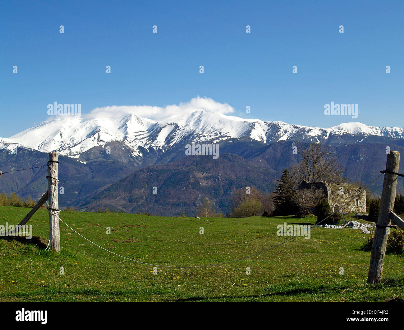 Pyrénées orientales mountains hi-res stock photography and images - Alamy