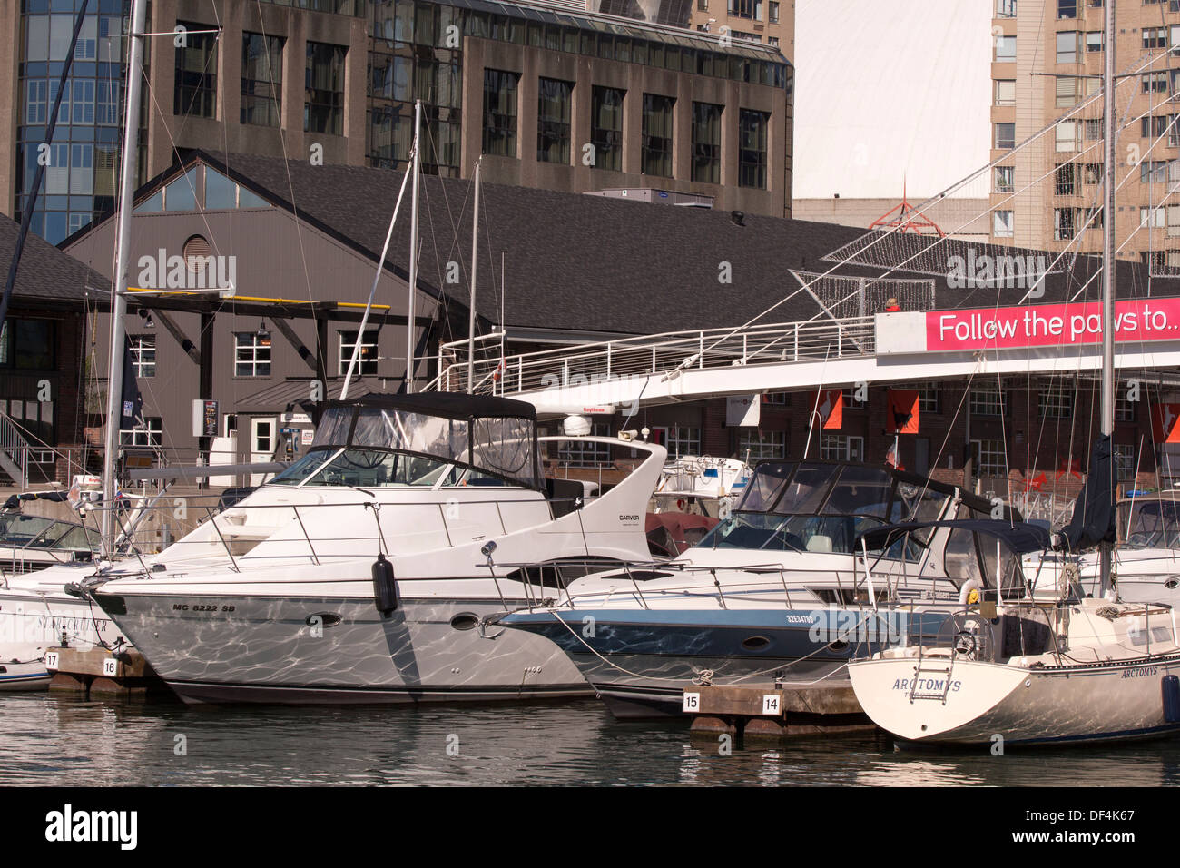 Harbourfront with boats hi-res stock photography and images - Alamy