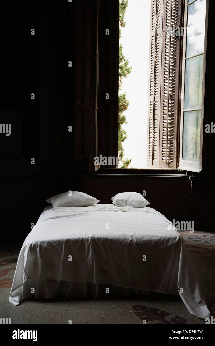 White bedroom shutters hi-res stock photography and images - Alamy