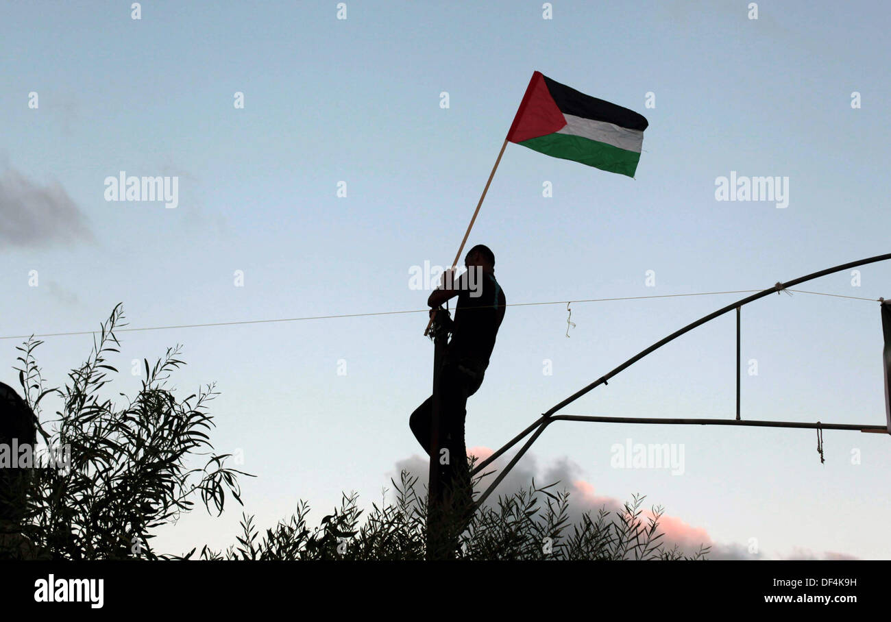 Khan Younis, Gaza Strip, Palestinian Territory. 27th Sep, 2013. A man ...