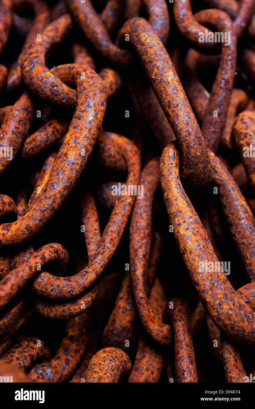 Vertical chains hi-res stock photography and images - Alamy