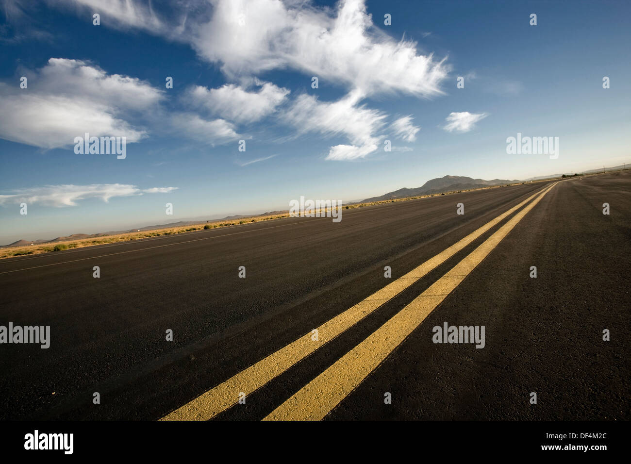 Landing strip hi-res stock photography and images - Alamy
