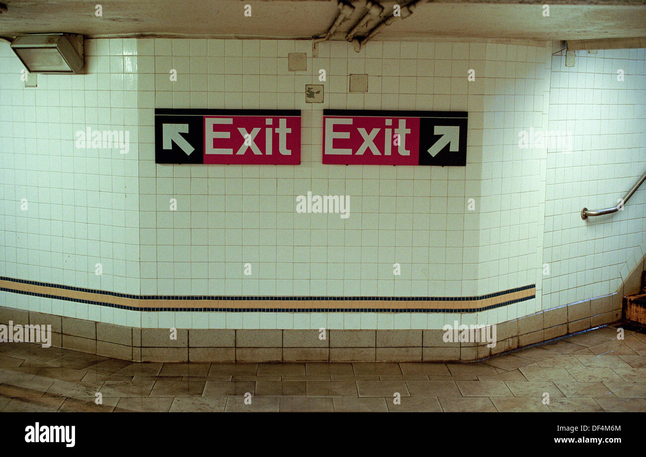 Two arrows pointing in opposite directions hi-res stock photography and ...