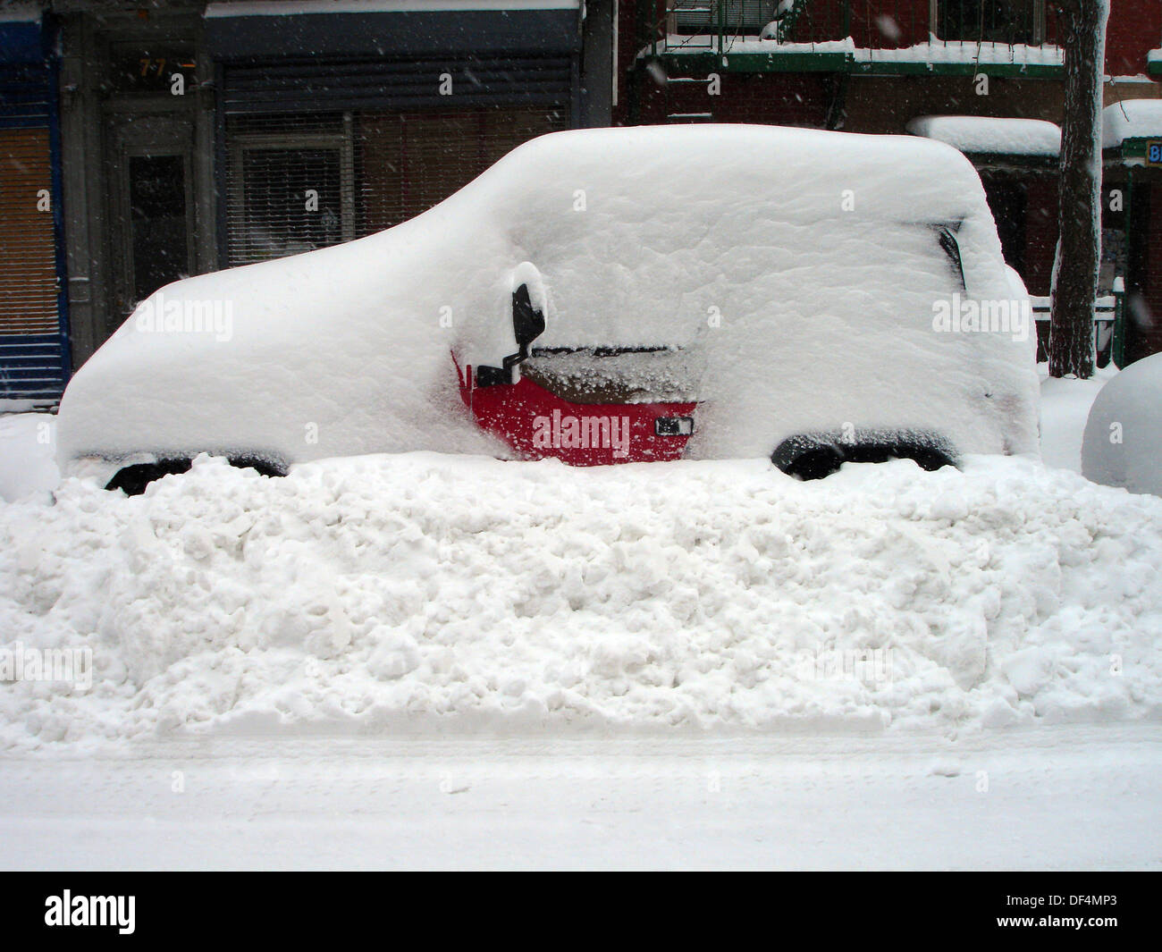 Car covered in snow hi-res stock photography and images - Alamy