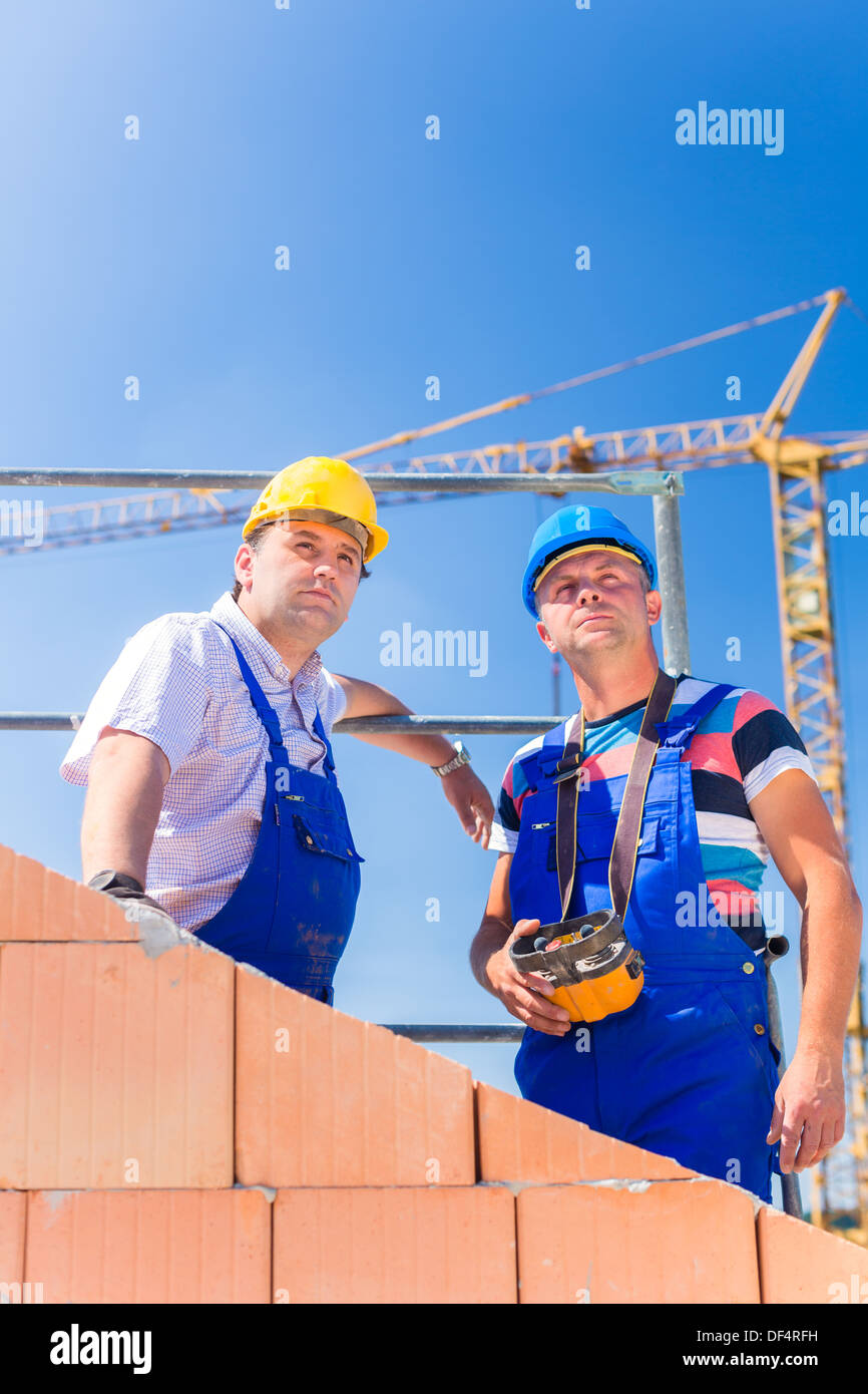 Bricklayer laying bricks construction house hi-res stock photography ...