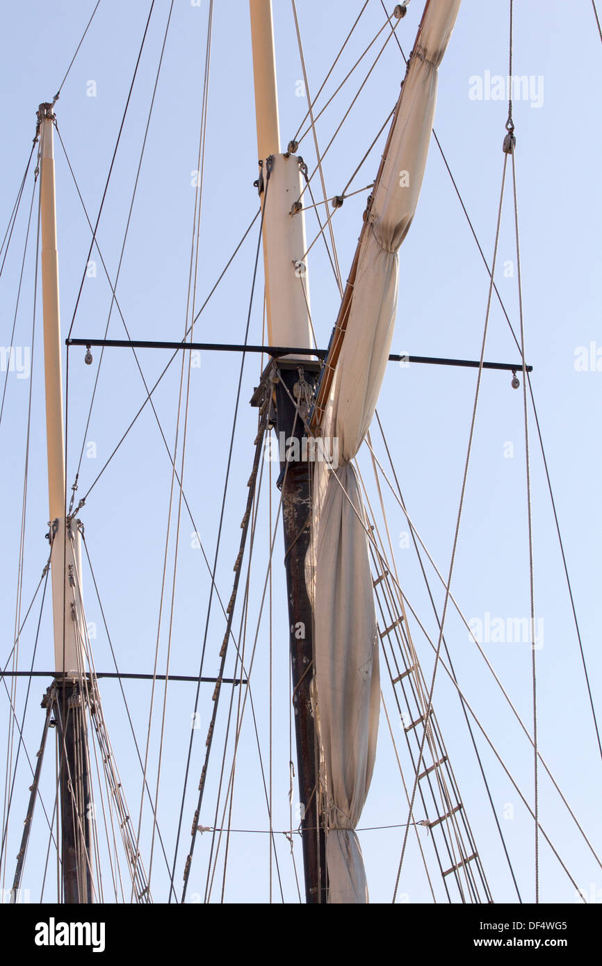 Ship poles hi-res stock photography and images - Alamy