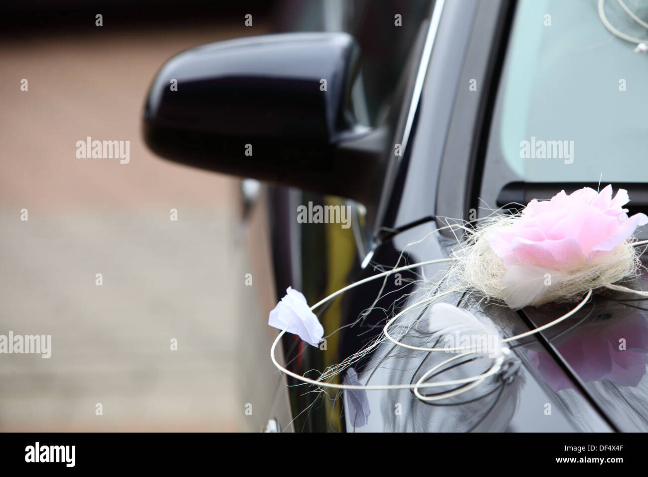 Wedding car decorated with pink flowers and ribbons Stock Photo - Alamy
