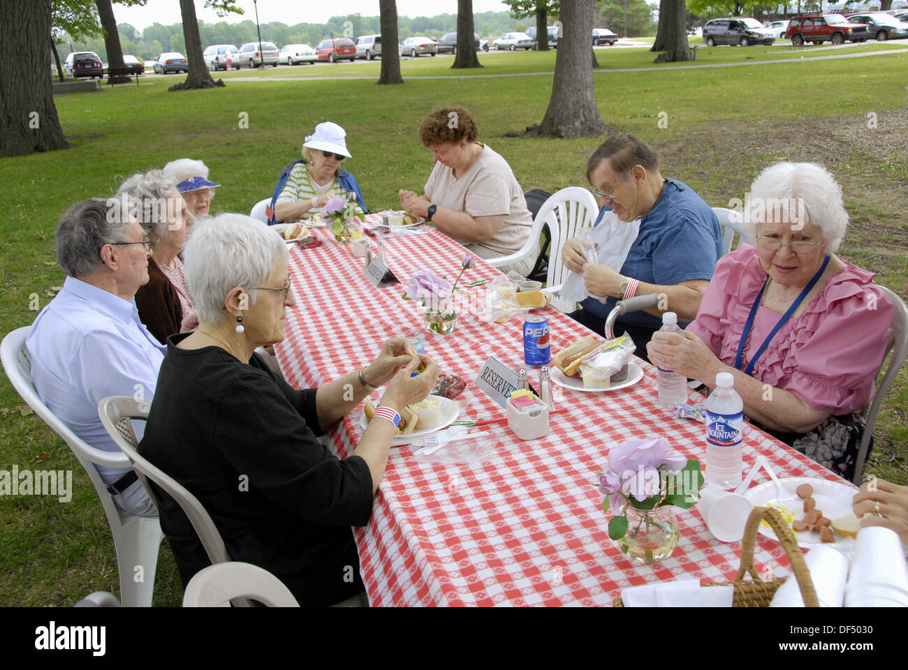 Senior citizens socialize hi-res stock photography and images - Alamy