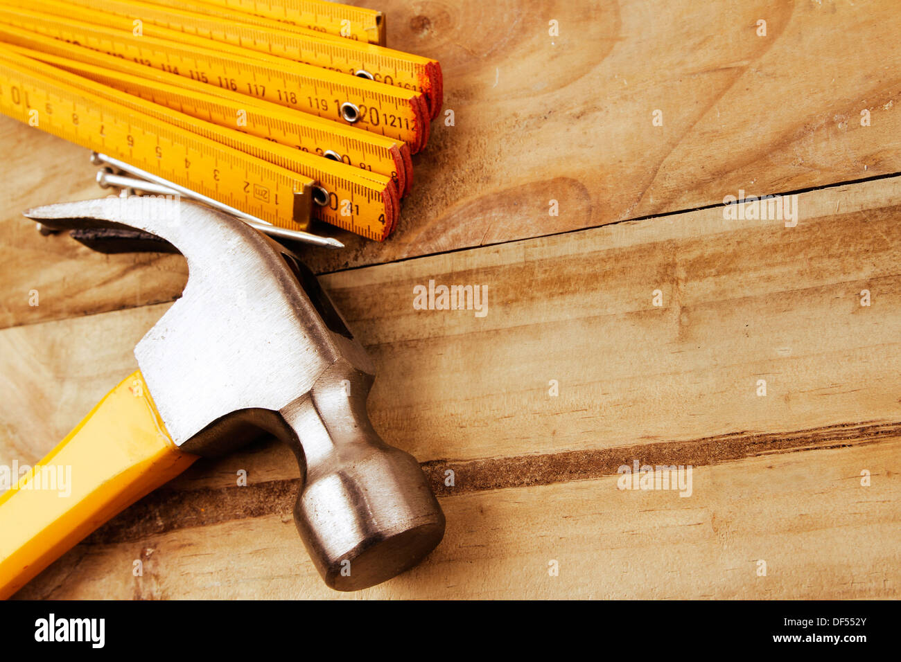 Hammer on planks nails hi-res stock photography and images - Alamy