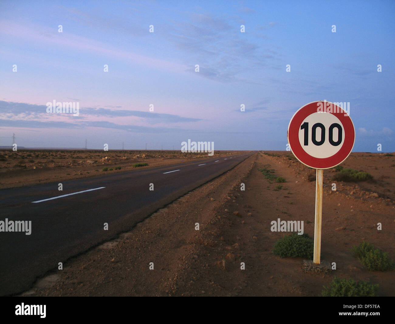 100 km sign hi-res stock photography and images - Alamy