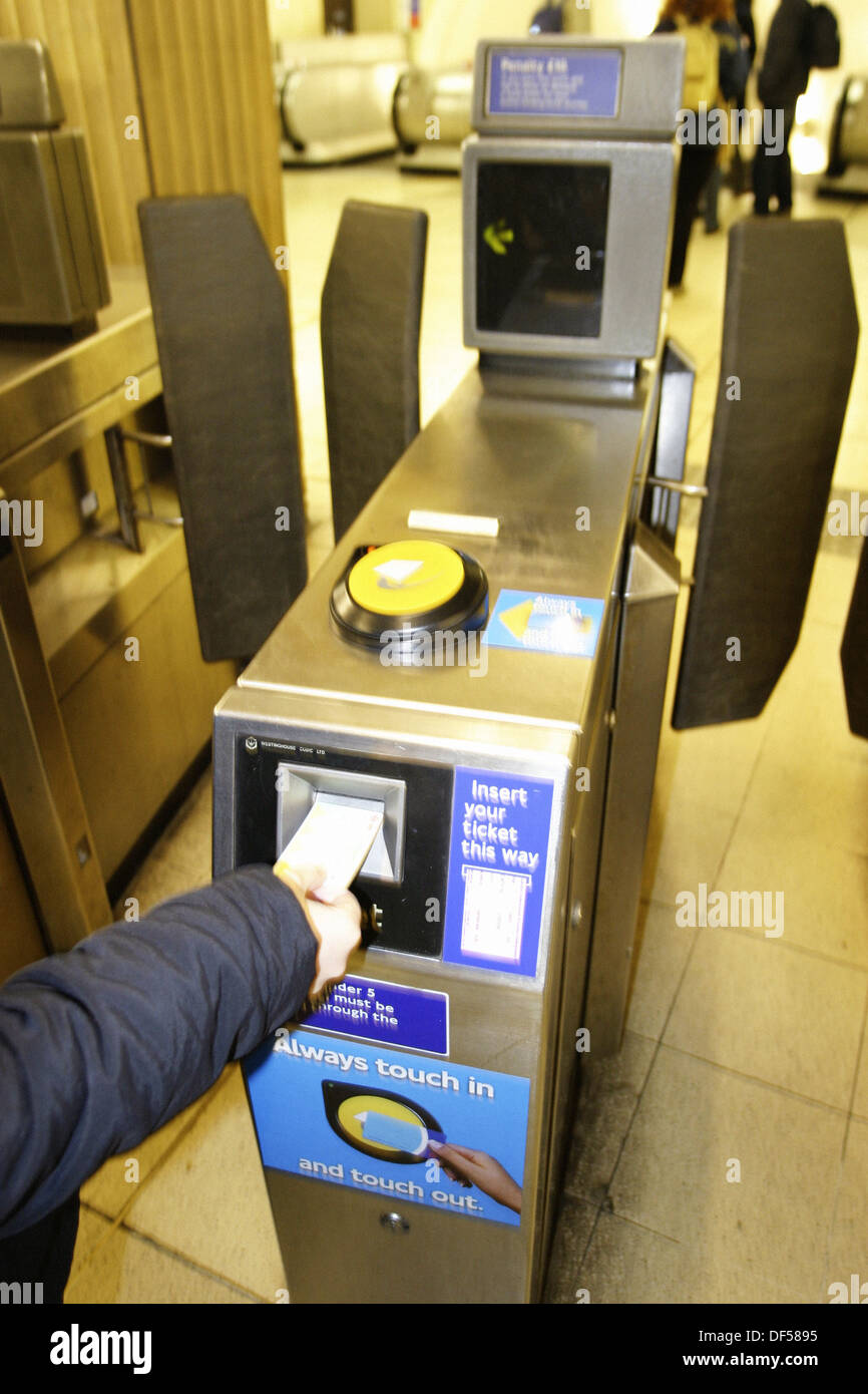 London underground ticket machine england hi-res stock photography and ...