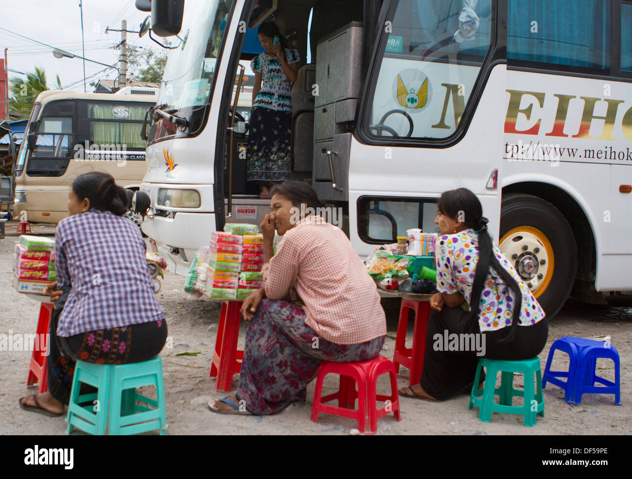 Burma women hi-res stock photography and images - Alamy