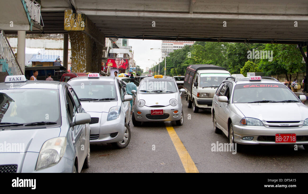 Line of taxis hi-res stock photography and images - Alamy