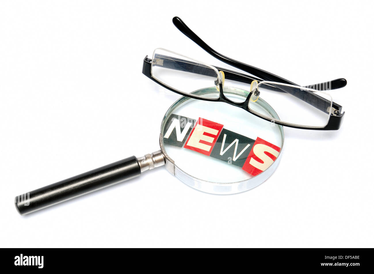 Newspaper magnifying glass hi-res stock photography and images - Alamy