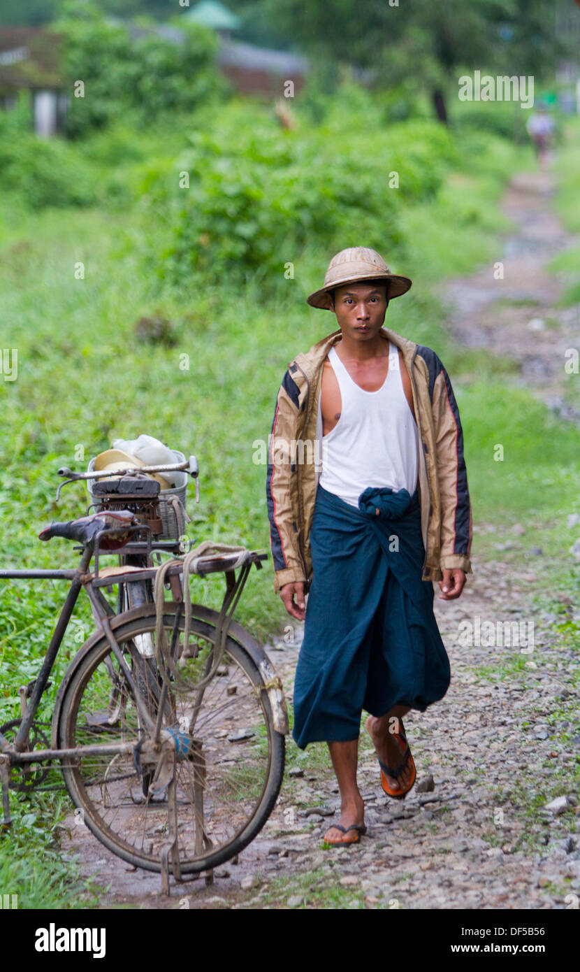 Longyi myanmar hi-res stock photography and images - Alamy