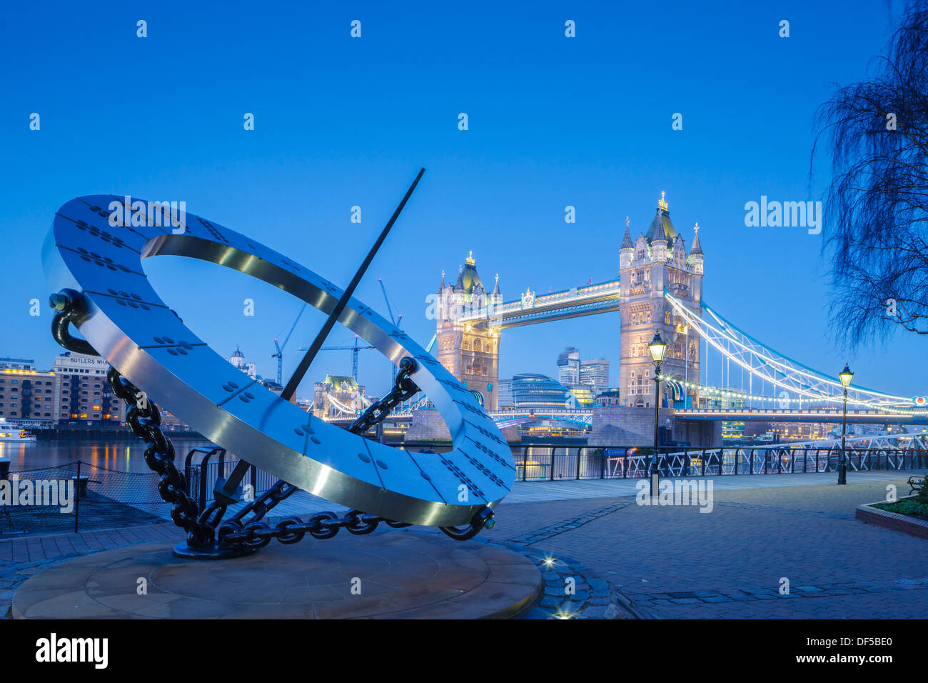 Sun dial tower bridge river hi-res stock photography and images - Alamy