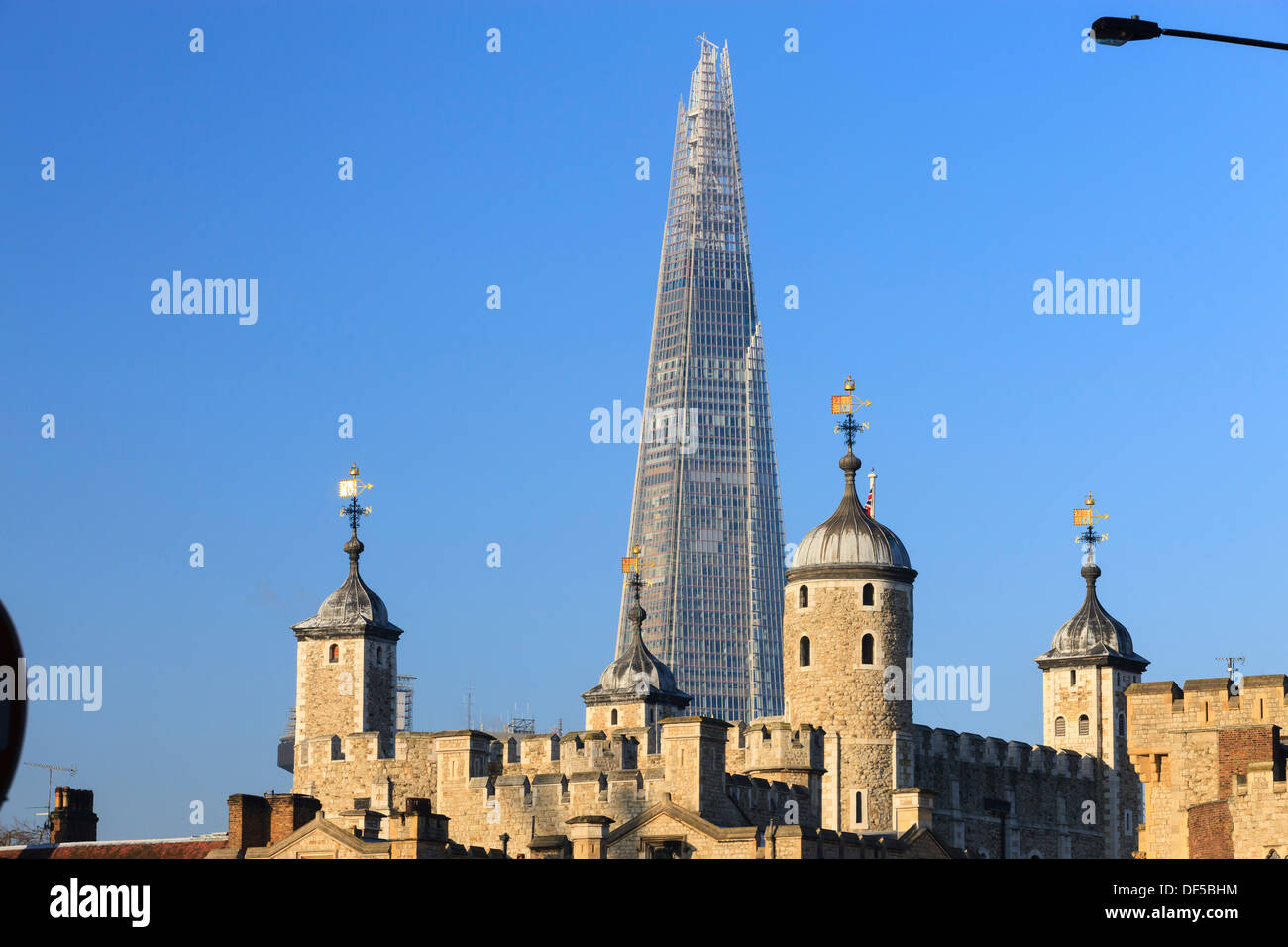 The tower of london and the shard hi-res stock photography and images ...