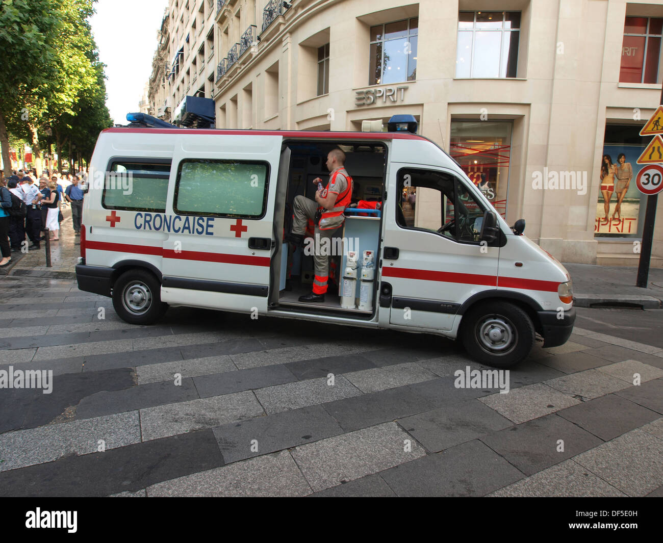Croix rouge paris hi-res stock photography and images - Alamy