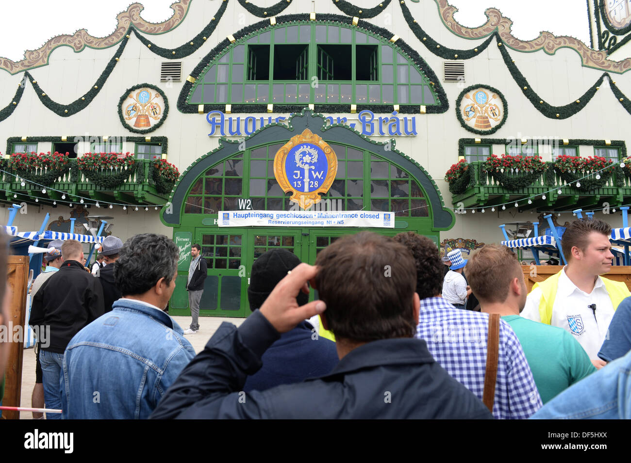 Munich, Germany. 28th Sep, 2013. Many visitors stand in fornt of a beer ...