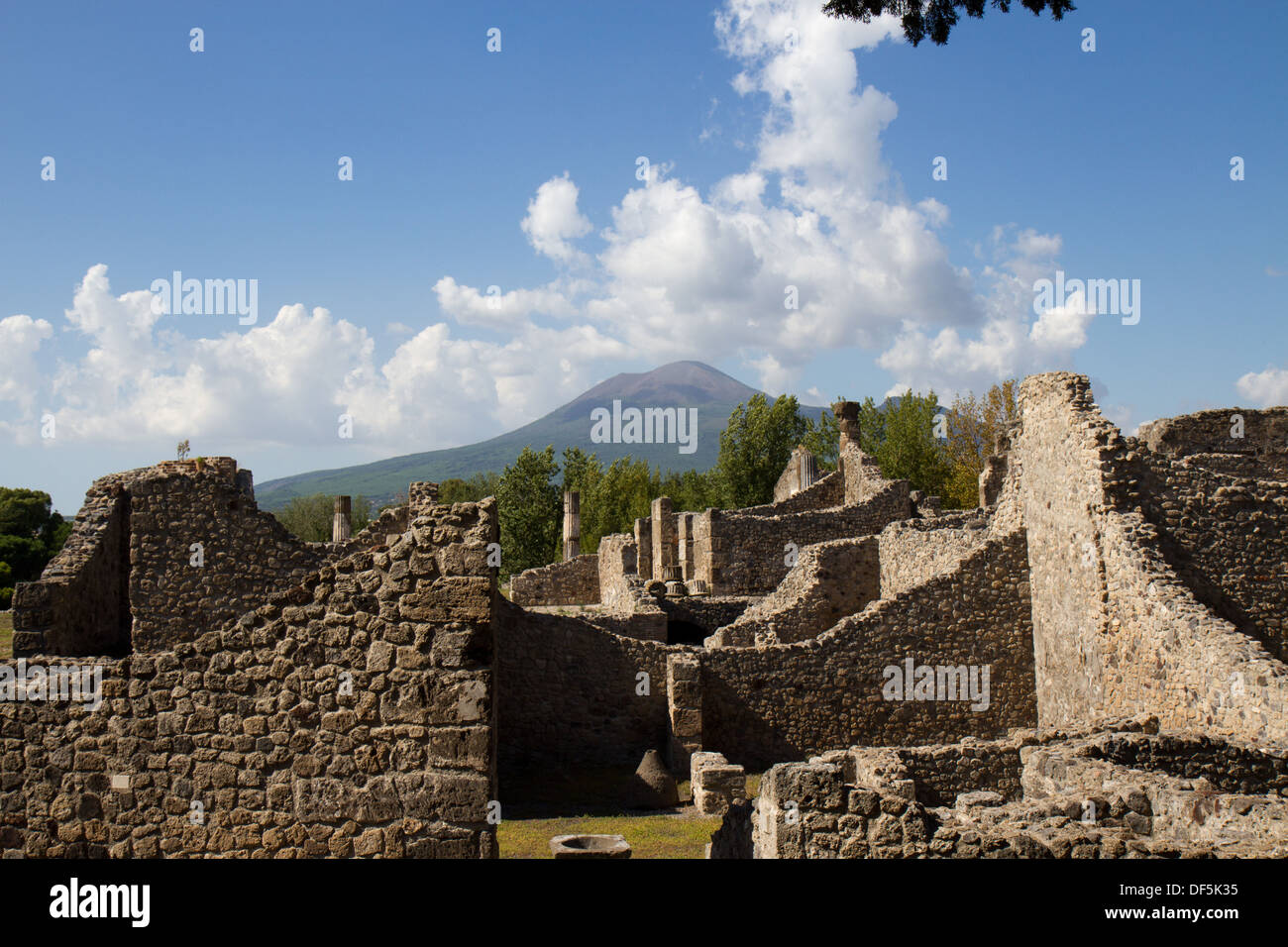 Pompeii italy in the background is mount vesuvius hi-res stock ...