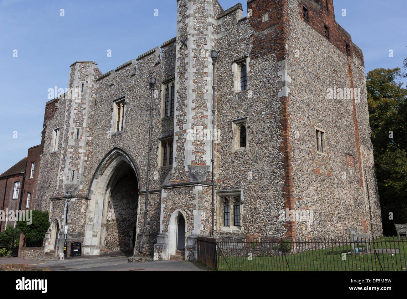 St albans abbey gatehouse hi-res stock photography and images - Alamy