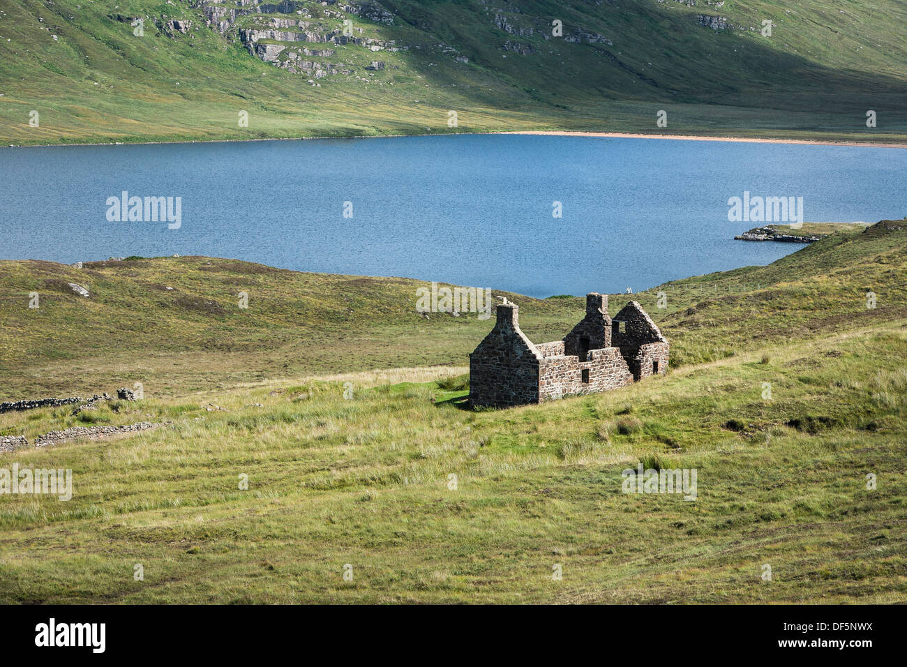 Sandwood loch & croft at Sandwood bay in Sutherland, Scotland Stock ...