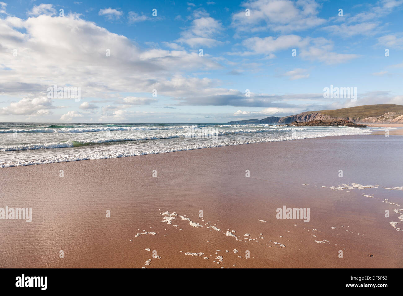 Sea & beach at Sandwood bay in Sutherland, Scotland Stock Photo - Alamy