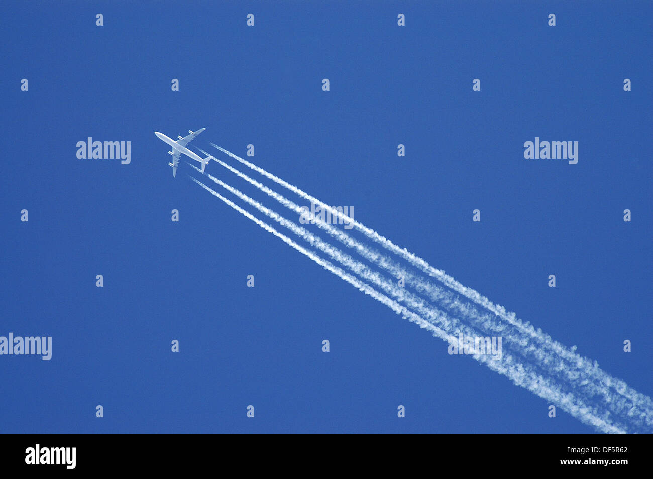 Contrails usa airplane hi-res stock photography and images - Alamy