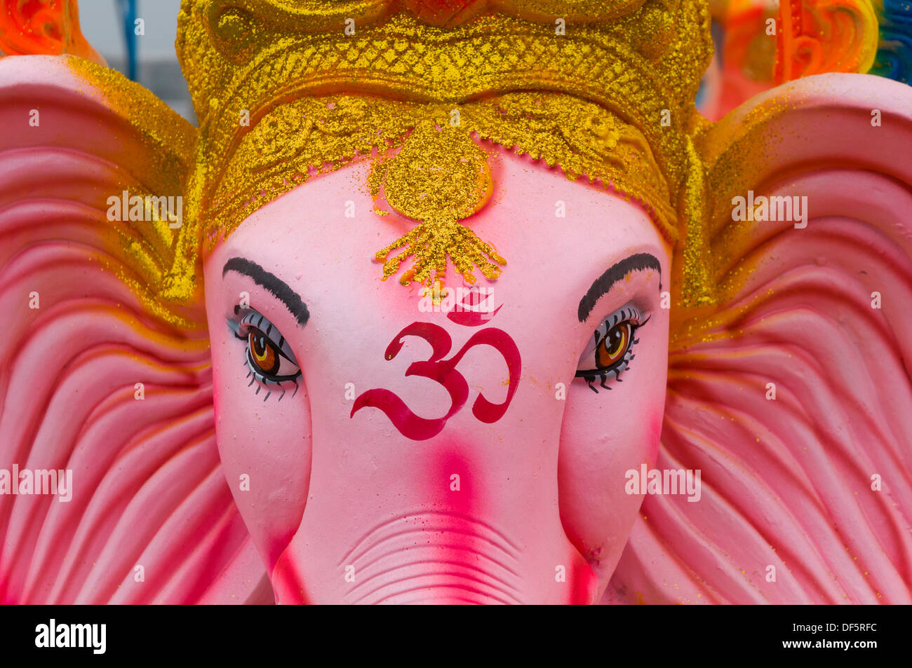 Idol on crown hi-res stock photography and images - Alamy