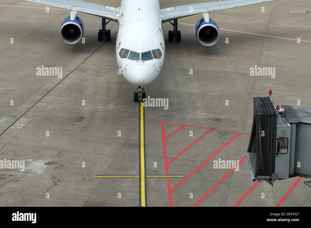 Condor Boeing 757-500 airliner arriving at Dusseldorf International ...