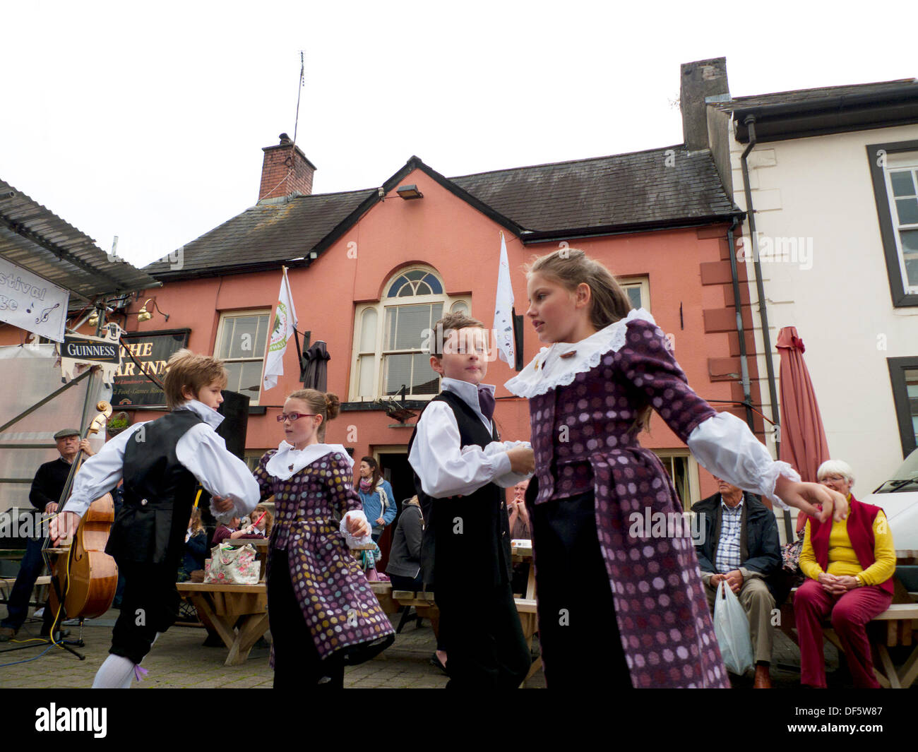 Welsh folk costume hi-res stock photography and images - Alamy