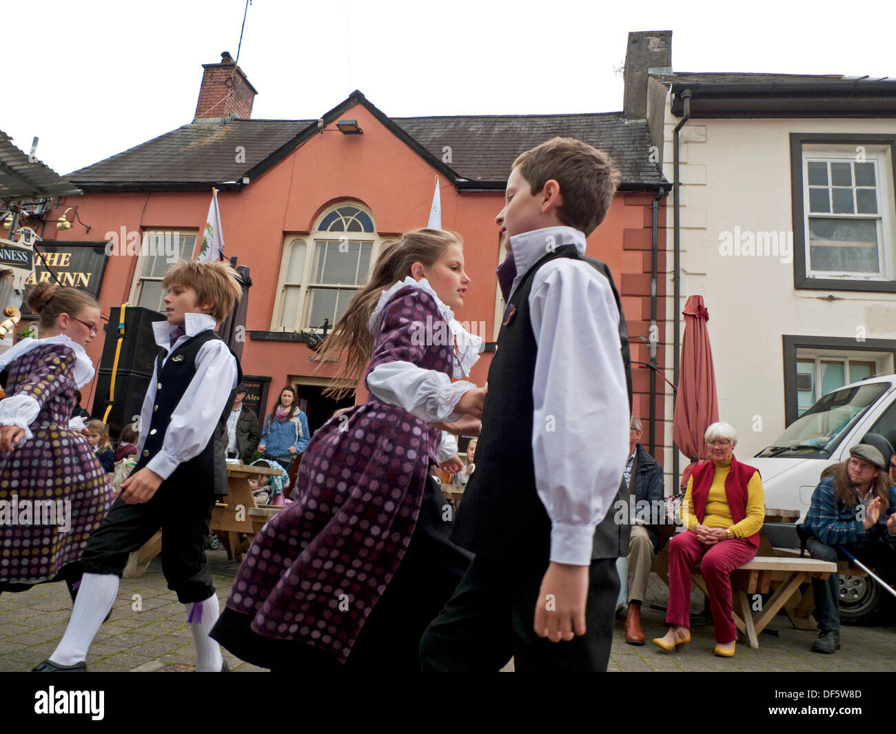 Welsh folk dance hi-res stock photography and images - Alamy