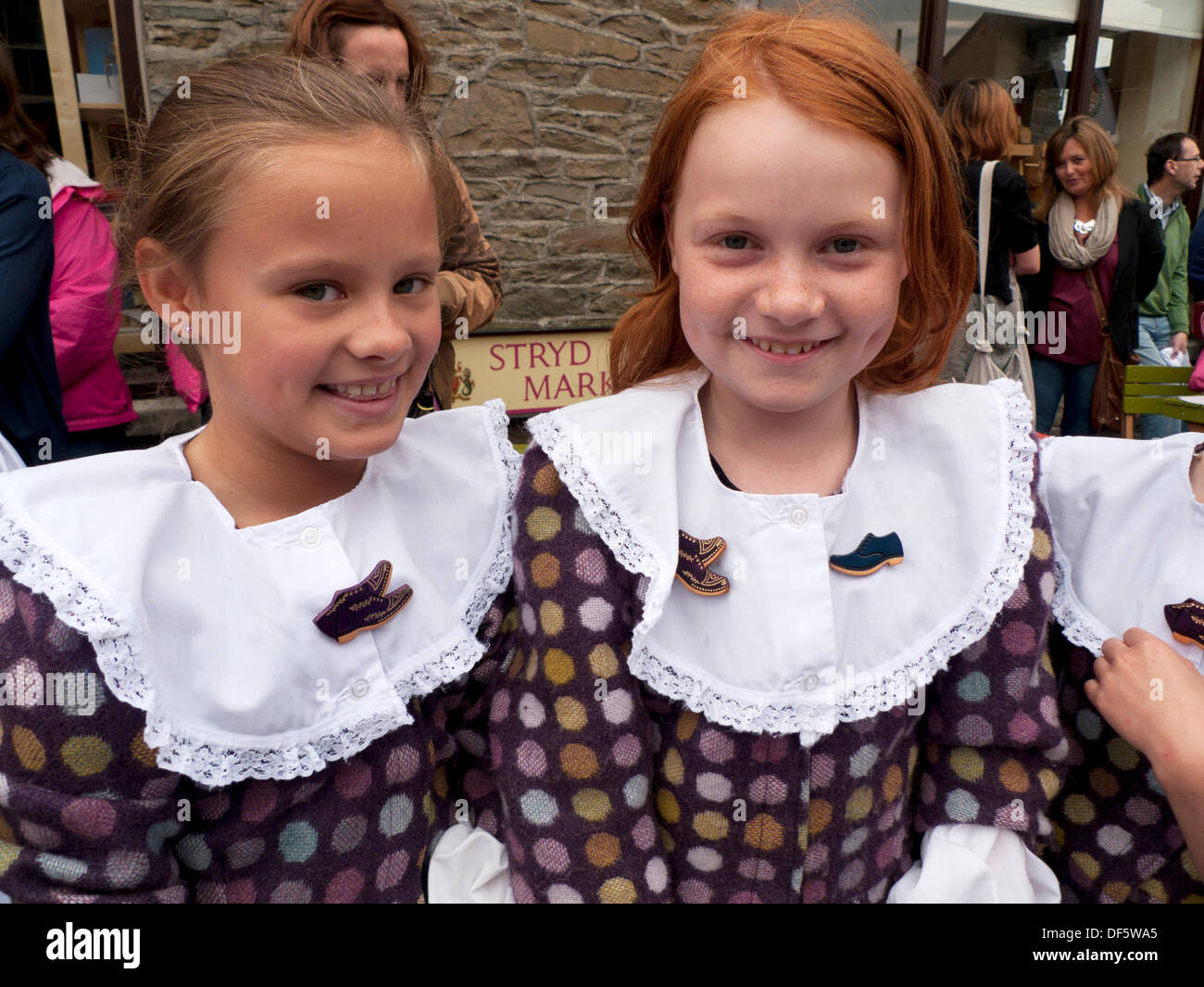 Children in traditional welsh costumes hi-res stock photography and ...