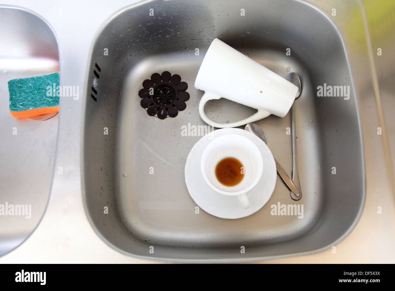 Washing up. White coffee cups in the kitchen sink Stock Photo - Alamy
