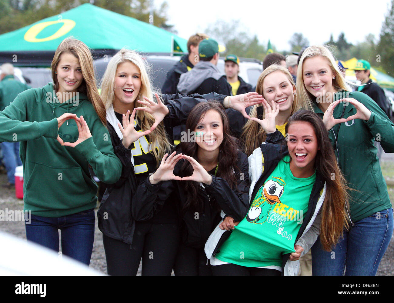 Oregon football stadium fans eugene hi-res stock photography and images ...