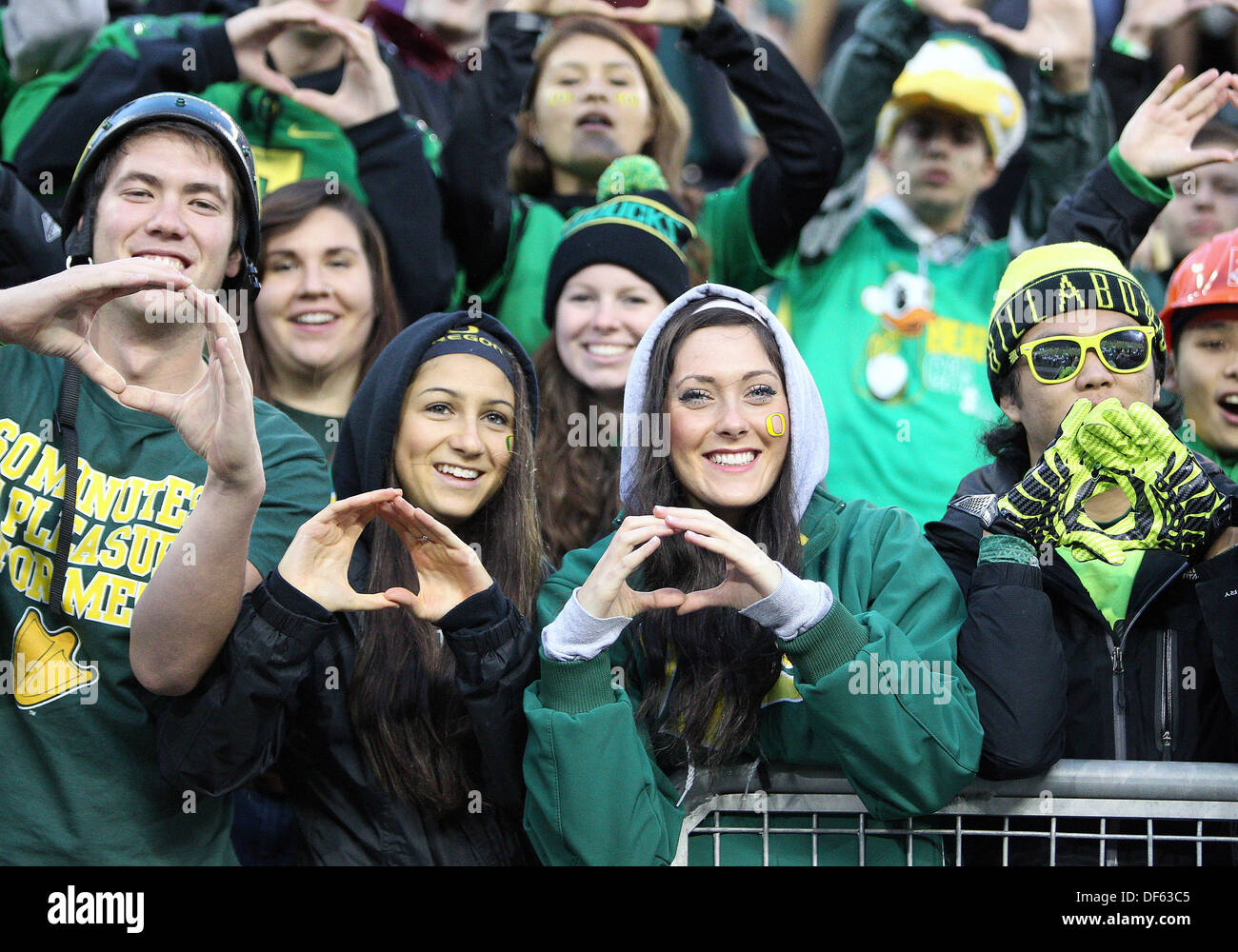 Oregon football stadium fans eugene hi-res stock photography and images ...