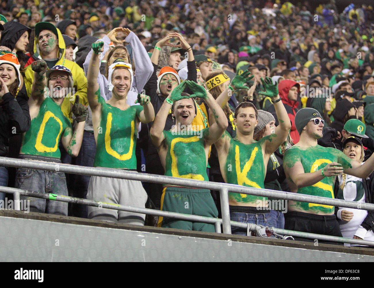 Oregon football stadium fans eugene hi-res stock photography and images ...