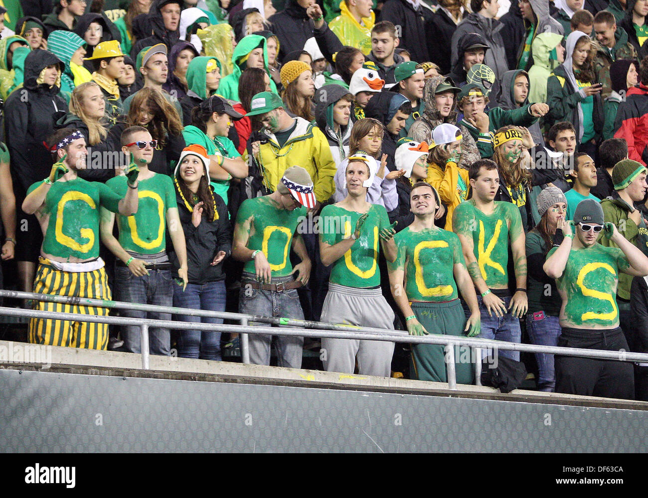 Oregon football stadium fans eugene hi-res stock photography and images ...