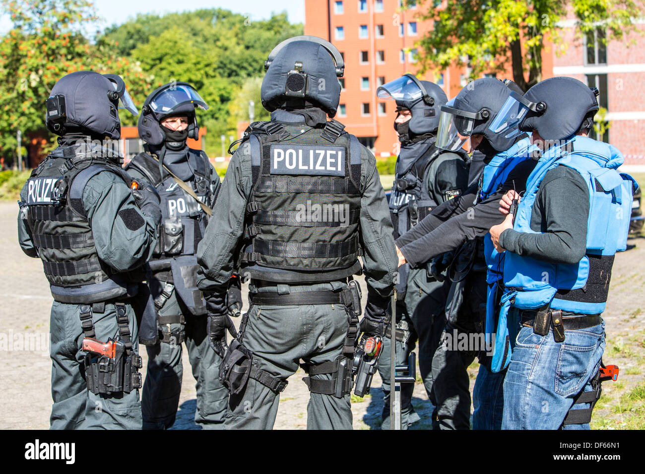 Police swat hi-res stock photography and images - Alamy