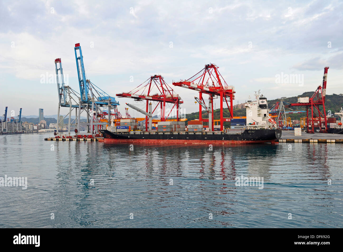 Unloading ship docks hi-res stock photography and images - Alamy