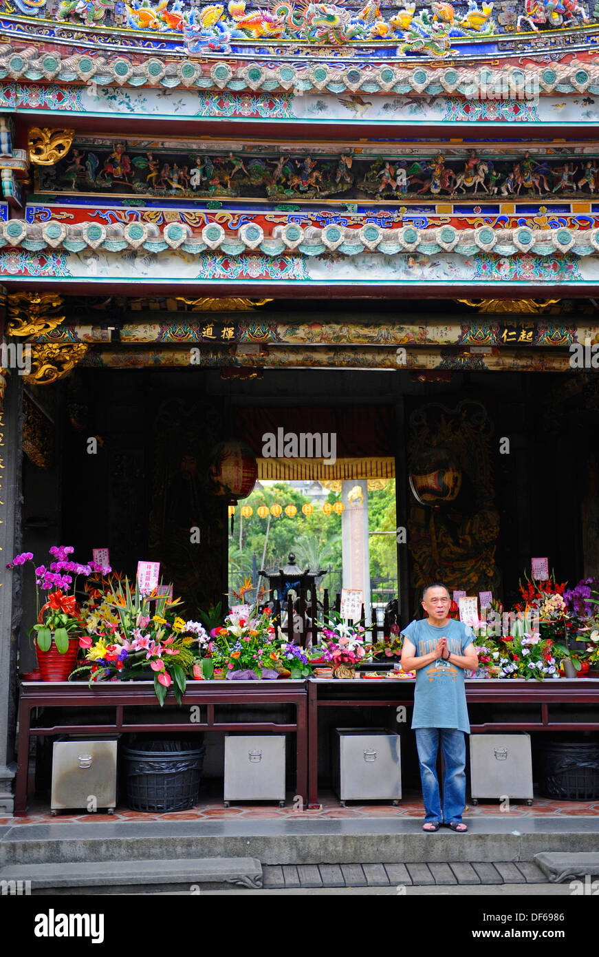 Offerings flowers buddhist temple hi-res stock photography and images ...