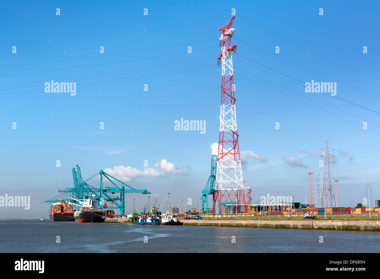 Containerships hi-res stock photography and images - Alamy