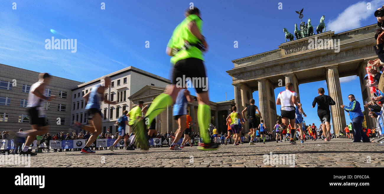 Berlin, Germany. 29th Sep, 2013. People run through the Brandenburg ...