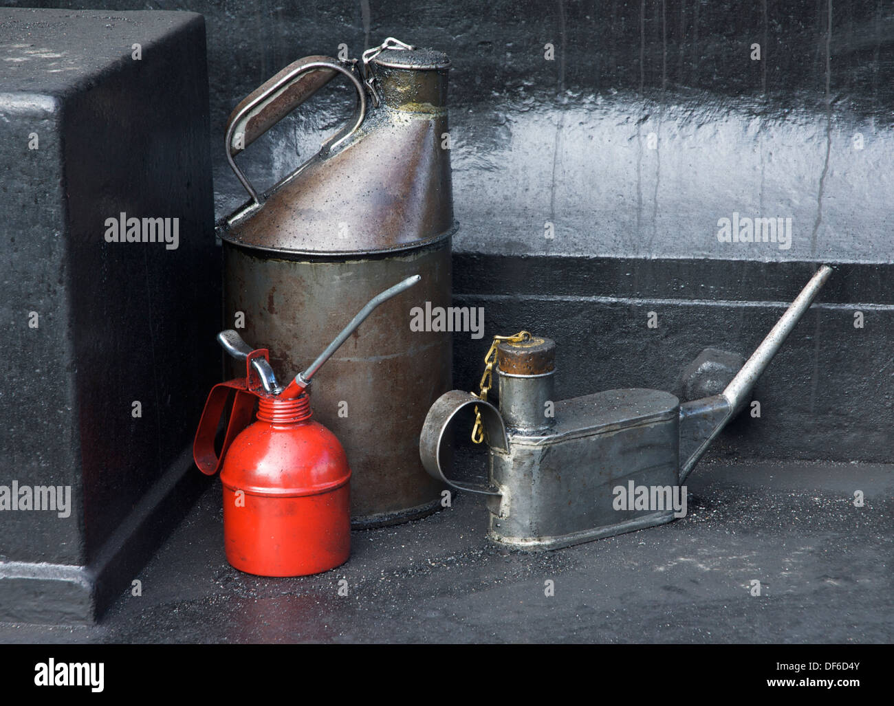 Oil cans hi-res stock photography and images - Alamy
