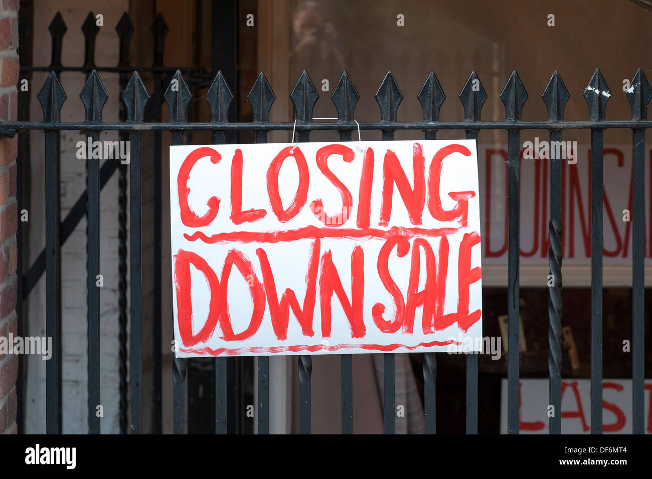 Closing down sale sign notice painted in red on white background Stock ...